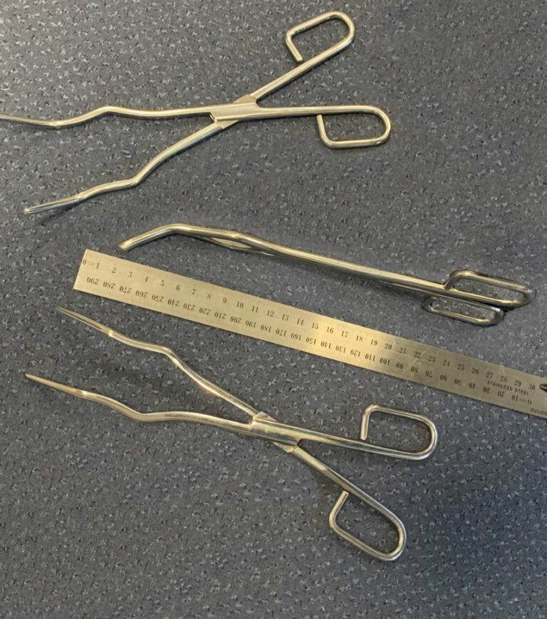 Laboratory crucible tongs with platinum tips